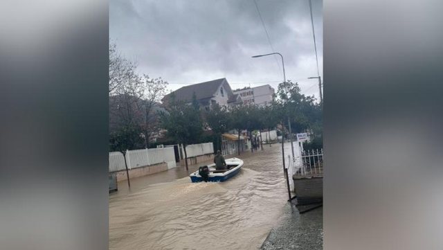 Moti i keq paralizon vendin/ Përmbytje në Durrës dhe Lezhë, Kukësi ...