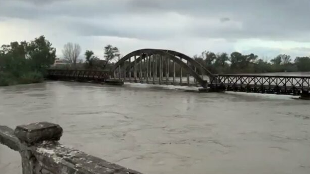 Dje doli nga shtrati/ Sot bie niveli i prurjeve në lumin Vjosa - Aktualitet