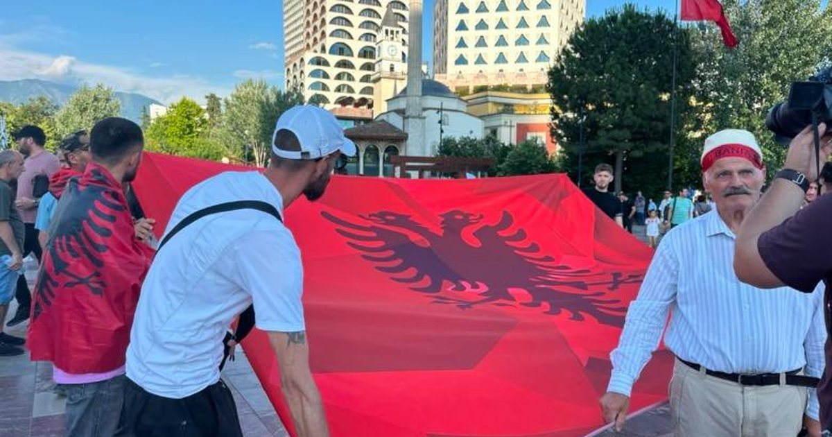 Dita e 10-të e protestës për Zvërnecin, protestuesit marshojnë drejt ...