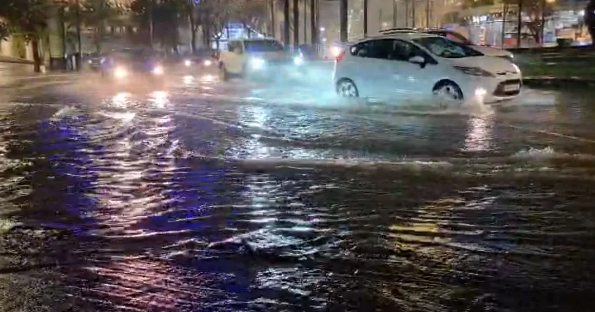 Reshjet e dendura dhe erërat e forta përfshijnë Greqinë, një person ...