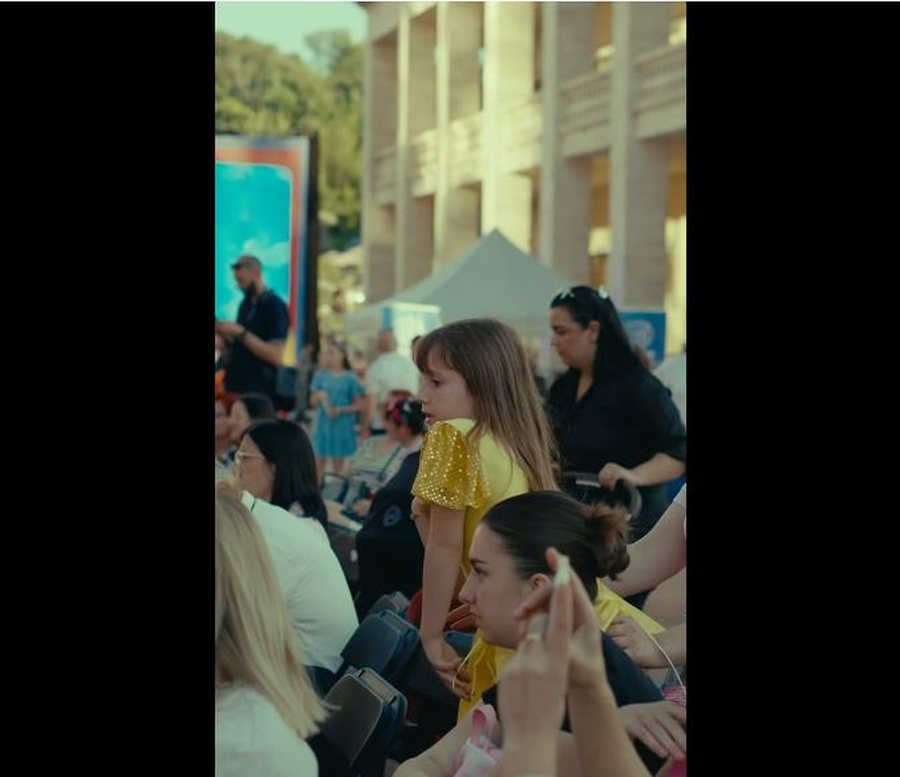 Rama uron 1 Qershorin dhe fton fëmijët në “Fun Fair Albania” në Sheshin ...