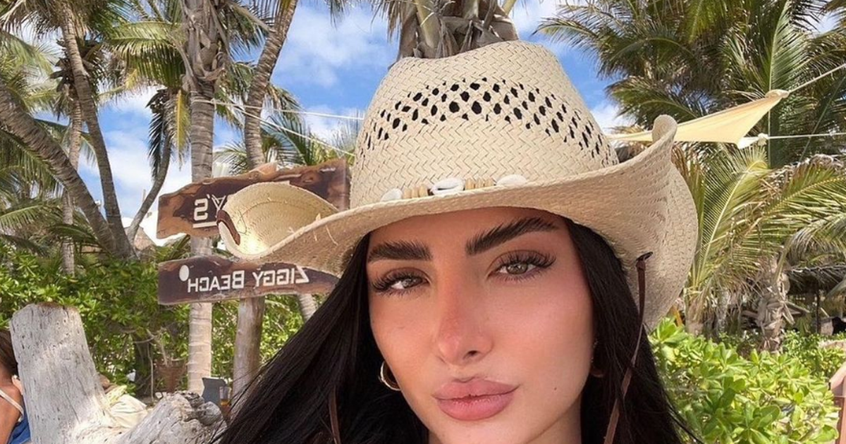 Alba mahnit ndjekësit, pozon joshëse me bikini të zeza