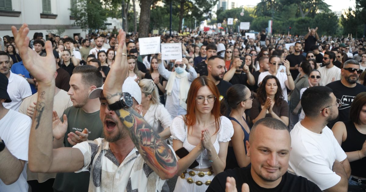 “Shqipëria nuk shitet”, protestë për Zvërnecin në Tiranë