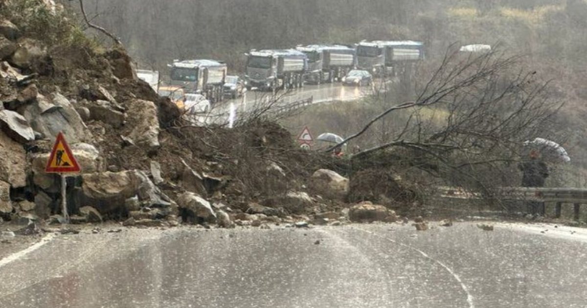 Shkëputet masivi shkëmbor, bllokohet rruga në aksin Gjirokastër ...