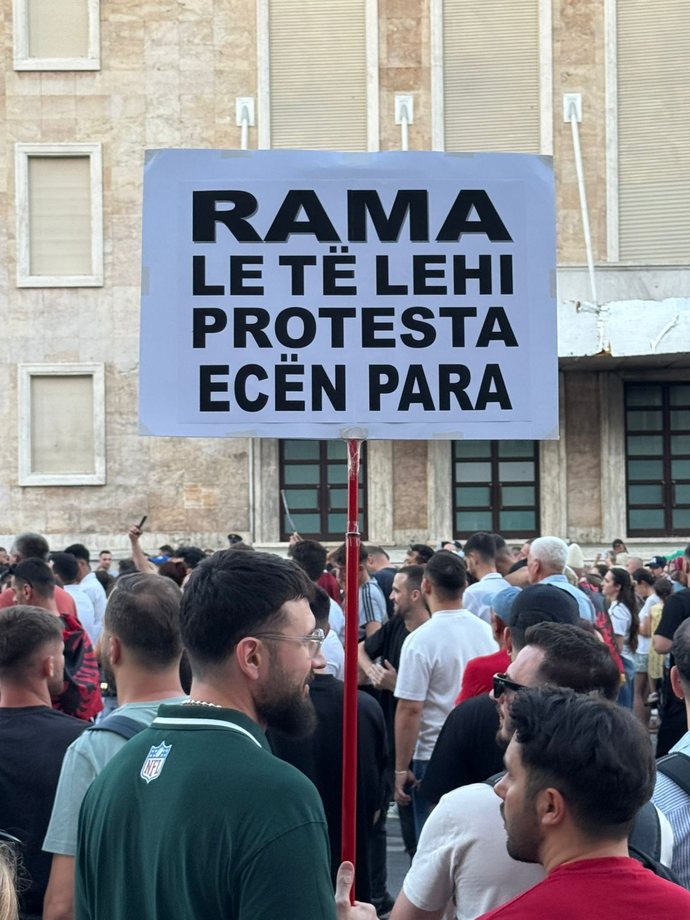 “Non Grata in Albania!” – Pankartat më pikante nga protesta e 17-ta (FOTO)